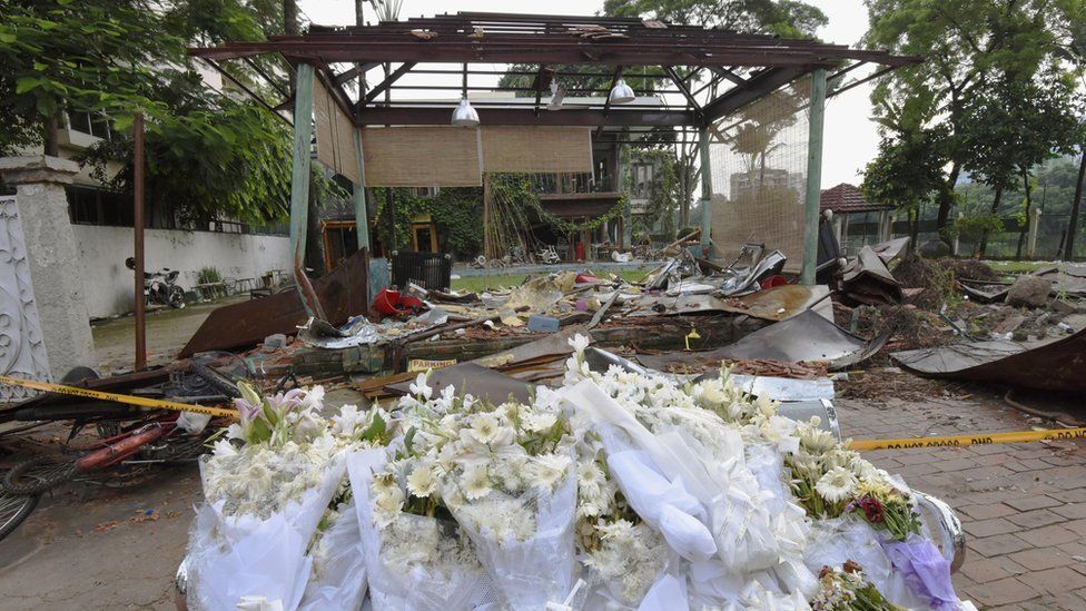 Bangladesh cafe attack: Canadian and Briton arrested - BBC News