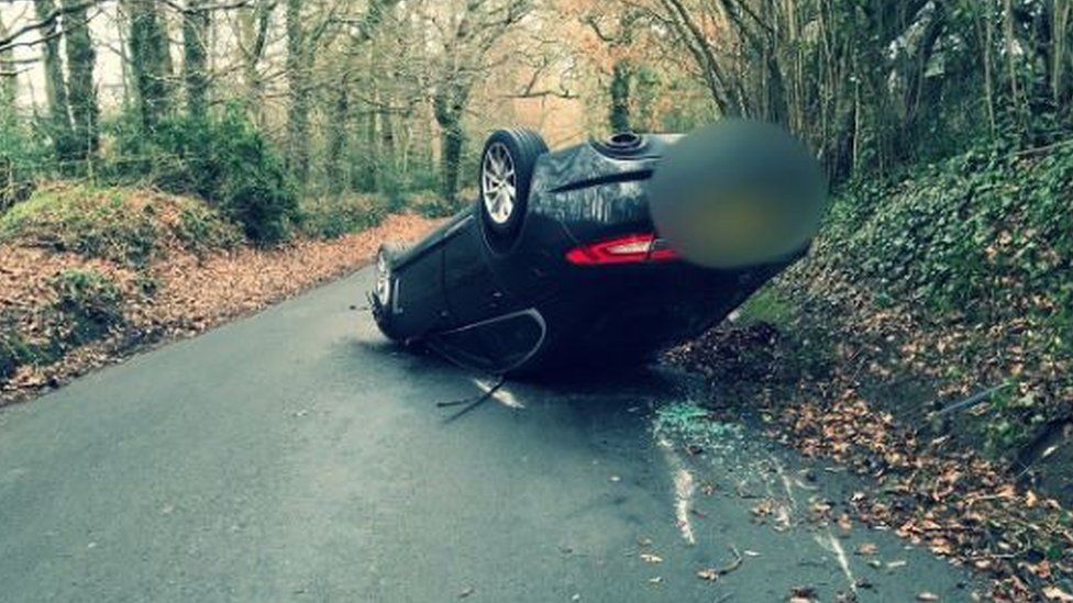 Child rescued from overturned car in Devon - BBC News