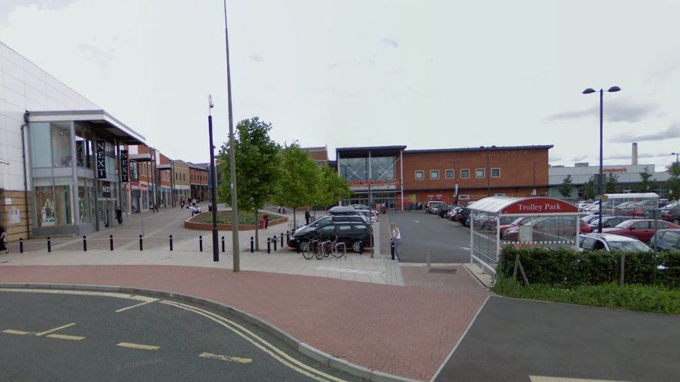 Didcot shopping centre's £50m expansion opens first shops - BBC News