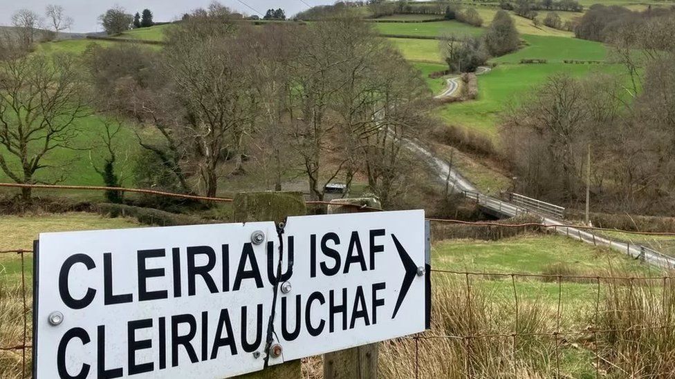 Aberhosan: Seilo grawn wedi dymchwel ar fferm ble bu farw dyn - BBC ...