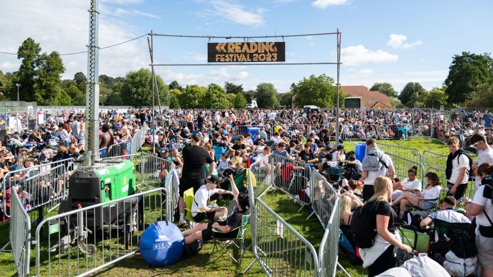 In pictures: Reading build-up begins as festival-goers arrive - BBC News