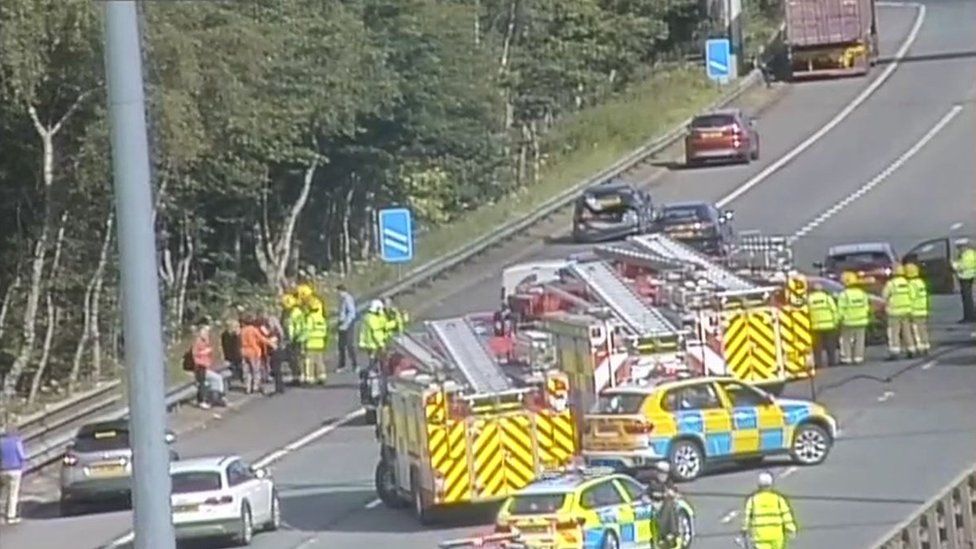 Five injured in M8 multi-vehicle crash - BBC News