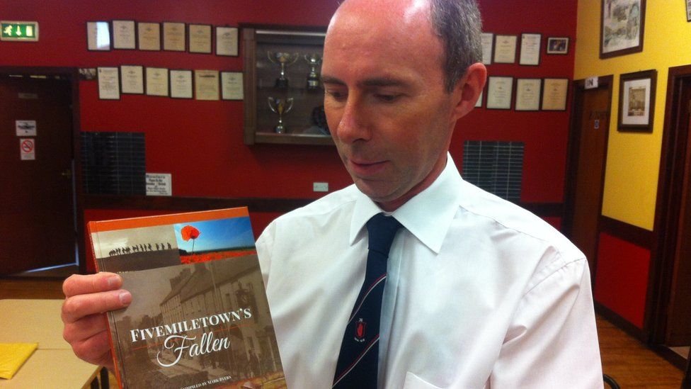 Memorial commemorates 72 soldiers who died in world wars - BBC News