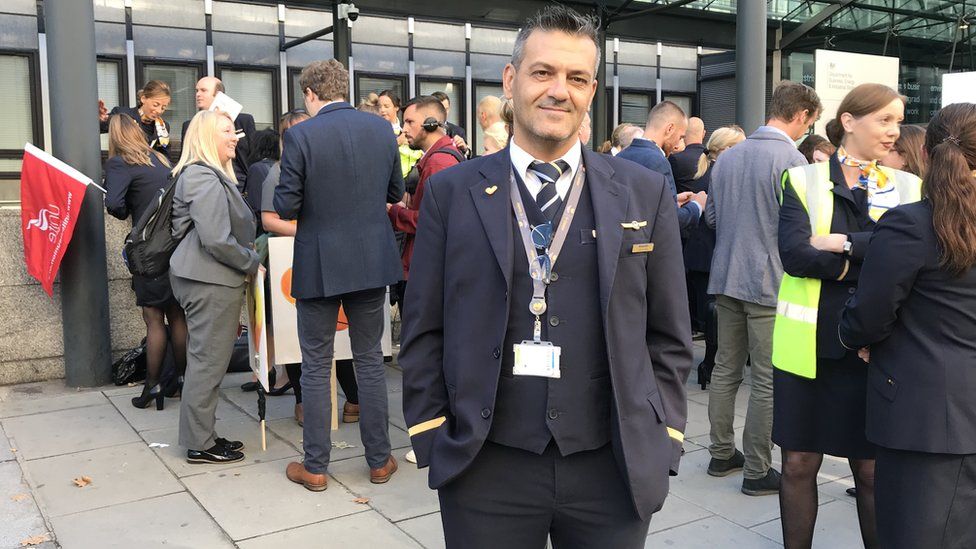 Thomas Cook staff forced to turn to family for cash - BBC News