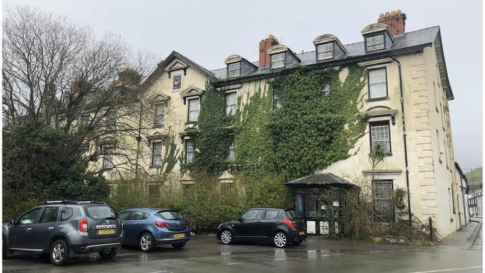Cyflwr gwesty'r Corbett Arms yn poeni trigolion Tywyn - BBC Cymru Fyw