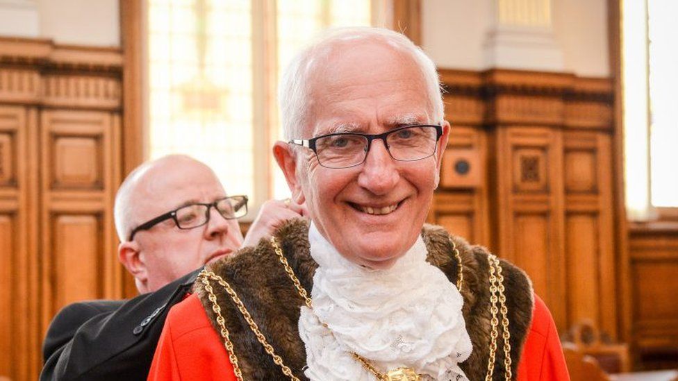 Mayor's fears for NHS after wife's 14-hour ambulance wait - BBC News