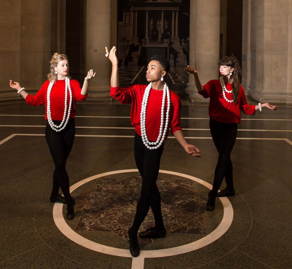 Dancers strike a pose at Tate Britain - BBC News