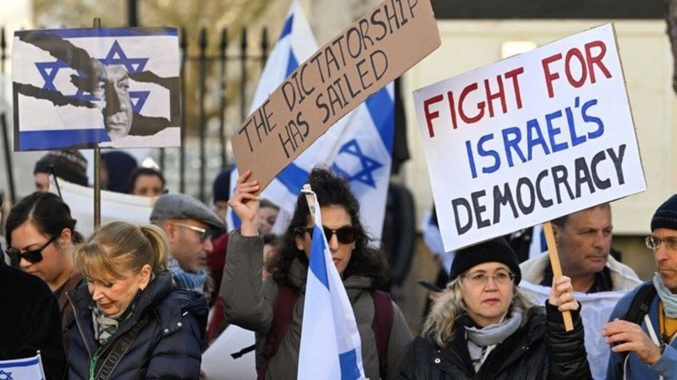 Israel turmoil dogs Netanyahu's UK trip - BBC News