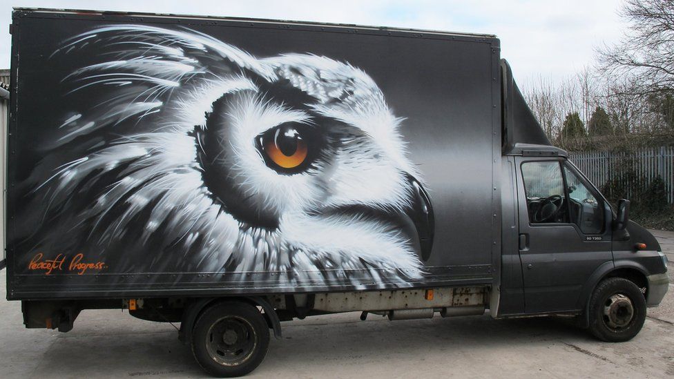 Yr artist graffiti Bryce Davies: Gadael marc ar wal a chroen - BBC ...