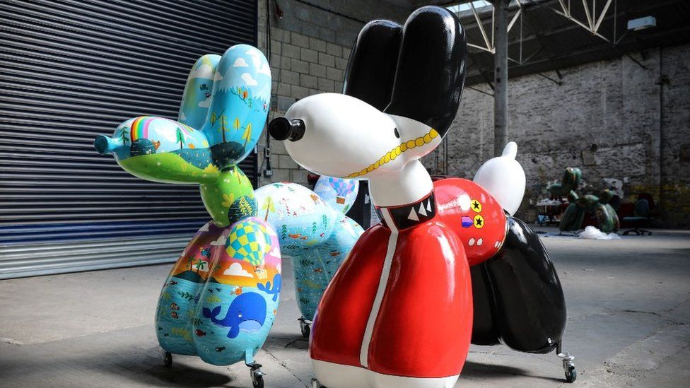 Swindon art trail showcases balloon shaped dog sculptures - BBC News