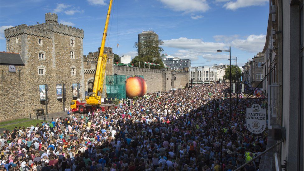 Roald Dahl: Scenes of the unexpected on Cardiff's streets - BBC News