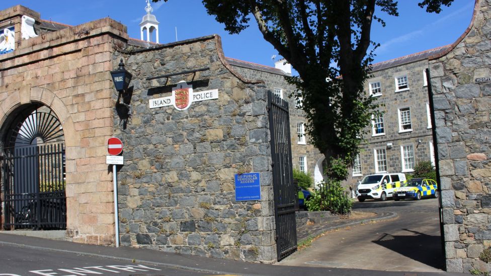 Police officers in Guernsey to get new IT equipment - BBC News