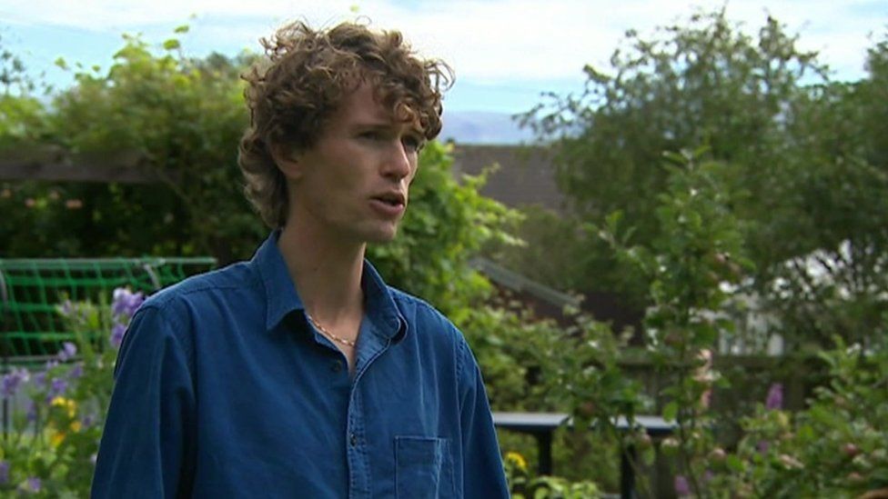 Galw am incwm sylfaenol i weithwyr llawrydd celfyddydol - BBC Cymru Fyw