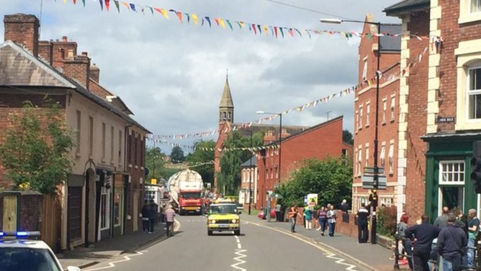VC10 in six-hour trip to RAF Museum Cosford - BBC News