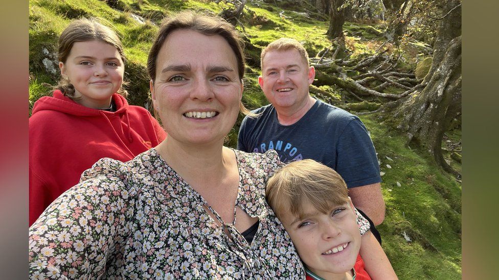 Cân i Gymru: 'Siom' bil ffôn ar ôl 'methu pleidleisio' - BBC Cymru Fyw