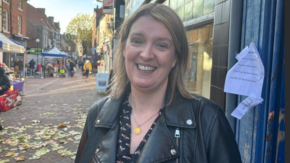 Busnes Cymraeg dramor: 'Ydy bwys lle mae fy nghod post?' - BBC Cymru Fyw