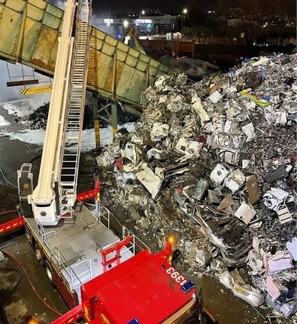 Liverpool scrapyard fire: Hundred tonnes of metal ablaze - BBC News