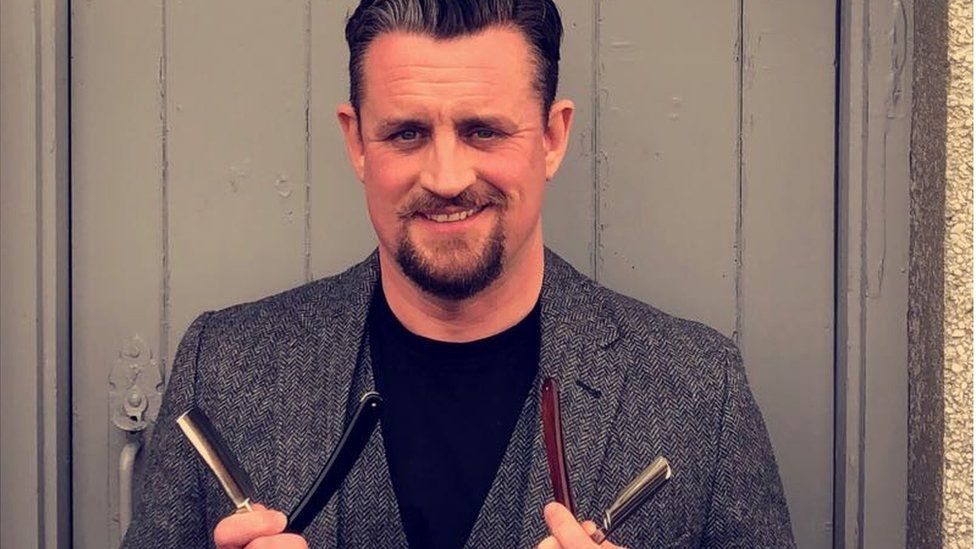 Apêl yr hen ffordd Gymreig... o siafio - BBC Cymru Fyw