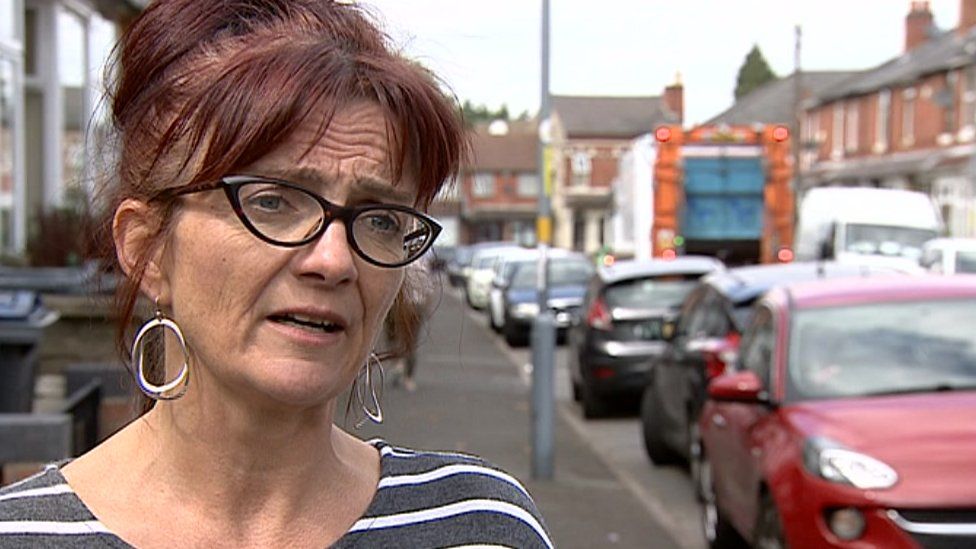 Birmingham bin strike costing city '£40,000 a day' - BBC News