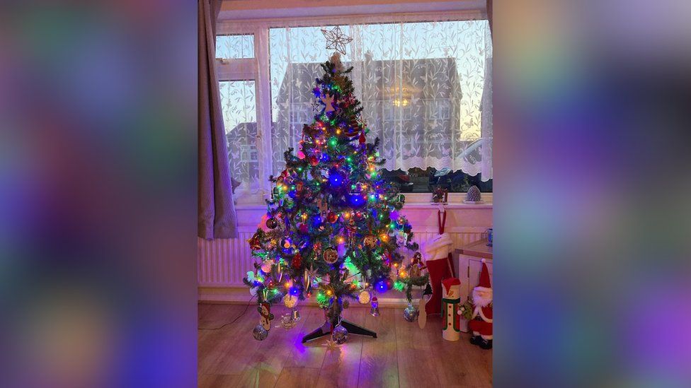 Christmas: Your Xmas tree decorating photos - BBC Newsround