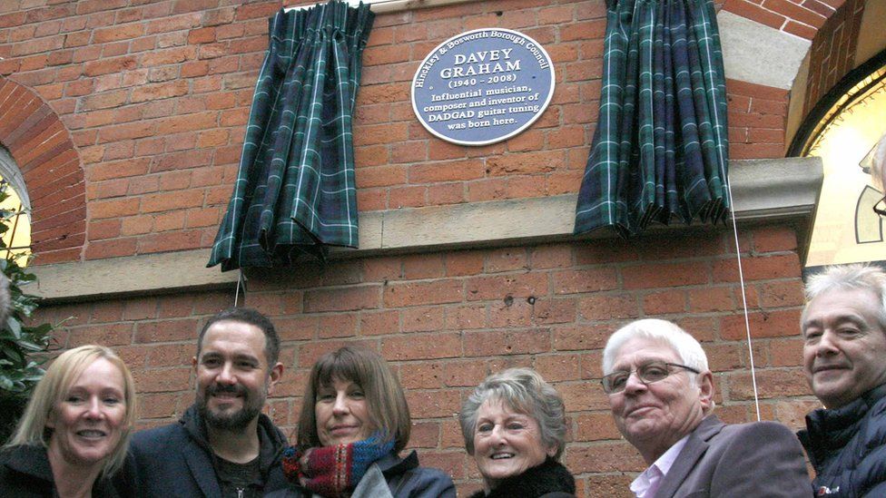 Folk musician Davy Graham honoured with birthplace plaque - BBC News
