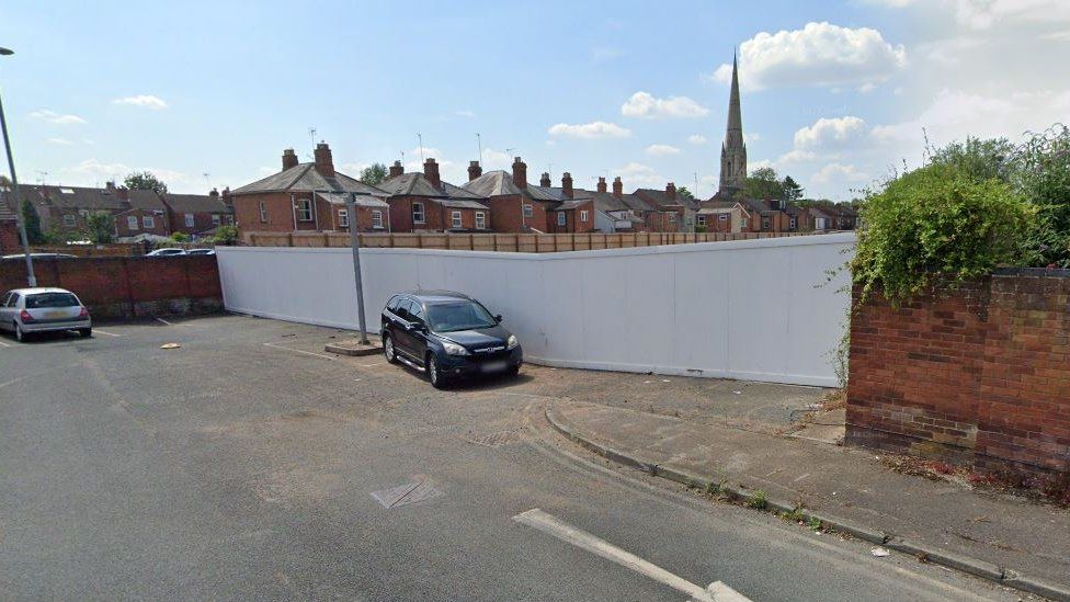 Further delays to turn former pool in Worcester into housing - BBC News