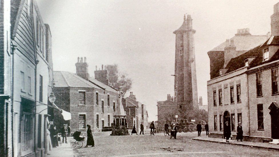 Harwich lighthouses celebrate 200th anniversary - BBC News