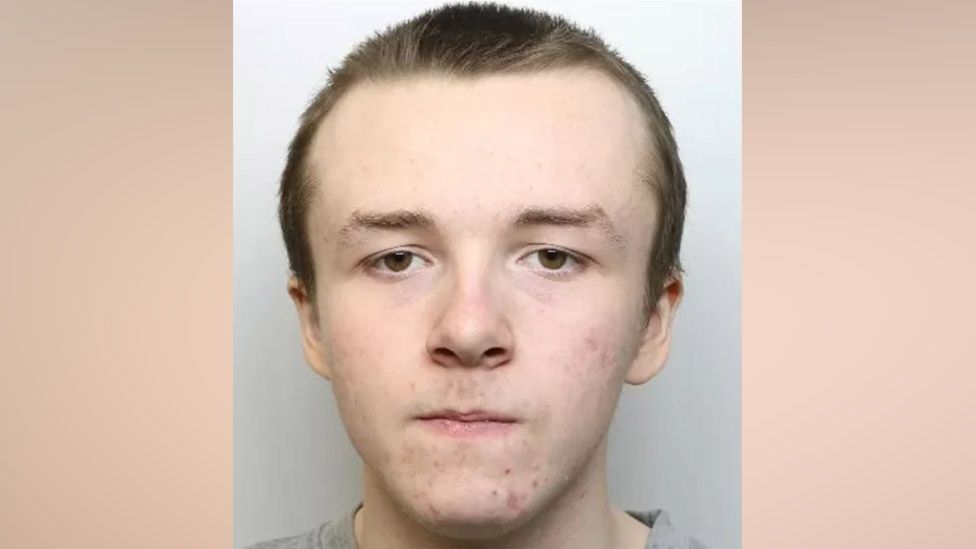 Johnny Brady: Police hunt as serial arsonist flees hospital unit - BBC News