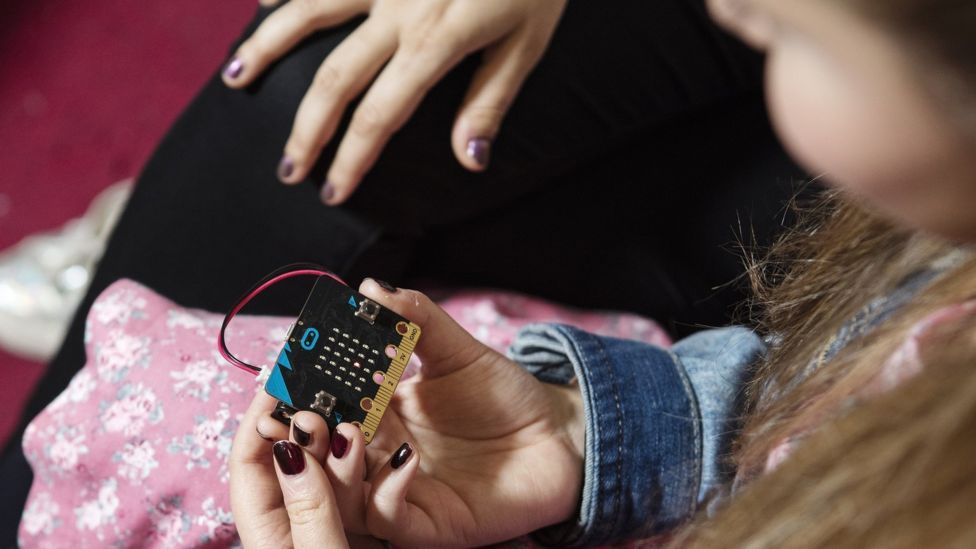 Micro Bit mini-computer gets new update - BBC News