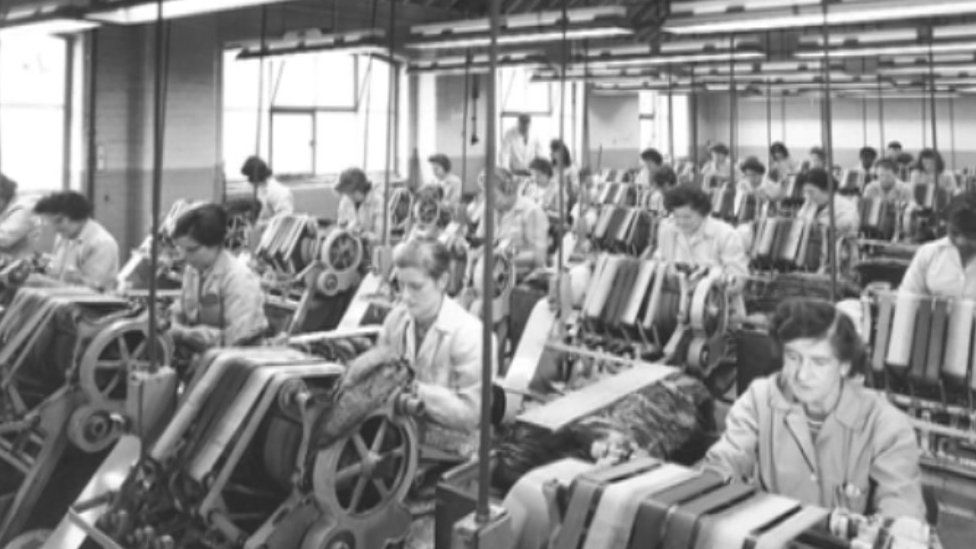 Last English-produced cigarettes made in Nottingham - BBC News