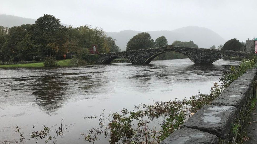 Heavy rain and high tides in Wales prompts flooding concern - BBC News