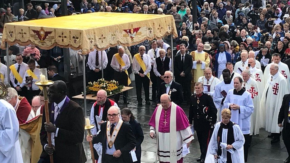 Liverpool Catholic procession draws 10,000 people - BBC News