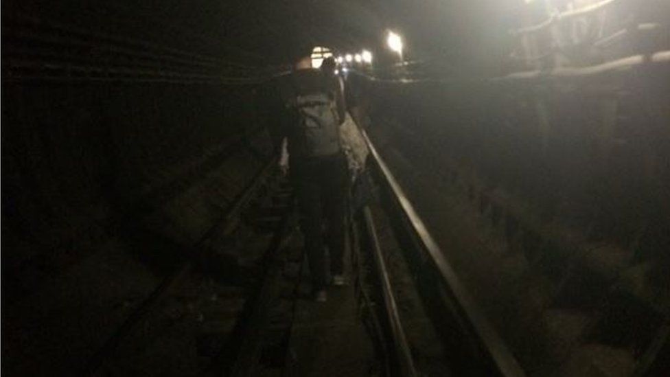 Stuck Tube train leaves '350 passengers' to walk tunnel - BBC News