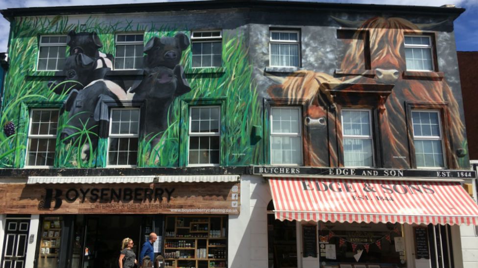 New Ferry: Artist's mural tributes to community hit by blast - BBC News