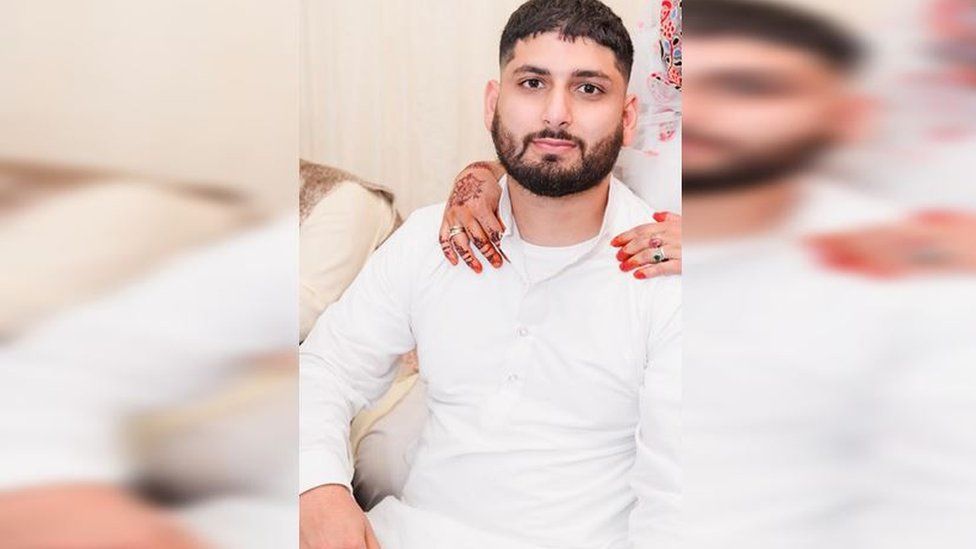 Tilehurst stabbing: Funeral of Raheem Hanif takes place - BBC News