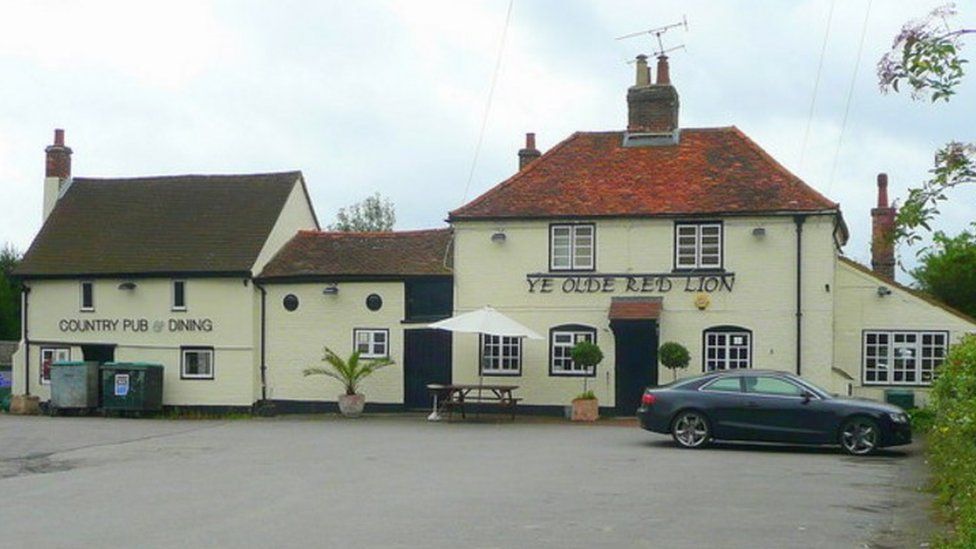 Oakley Green villagers launch bid to buy Red Lion pub - BBC News