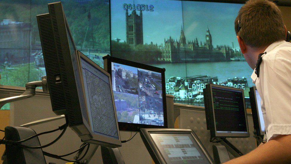 The police 'super-recognisers' putting names to faces - BBC News