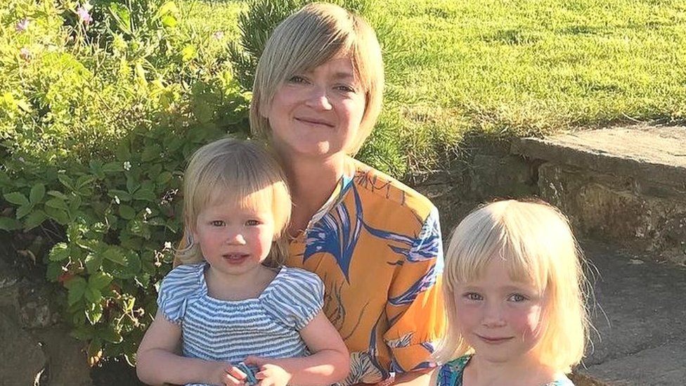 Covid: Llywodraeth Cymru 'wedi'u dal gyda'u trowsus i lawr' - BBC Cymru Fyw