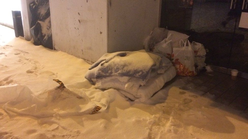 Storm Emma: Homeless sleep in snow in Cardiff - BBC News