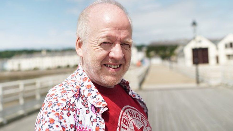 Geraint Lovgreen yn gwrthod talu ffi'r drwydded - BBC Cymru Fyw