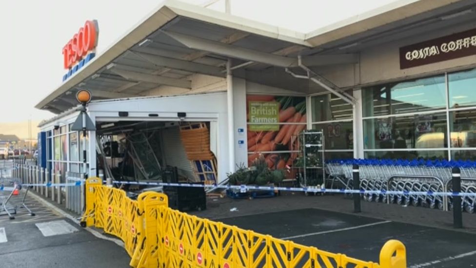 Bishops Cleeve ram raid: Tesco closed after attempted burglary - BBC News