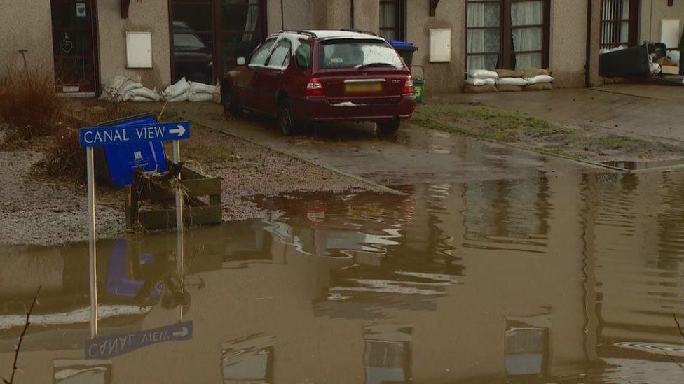 Scotland flooding: Record high for river levels - BBC News
