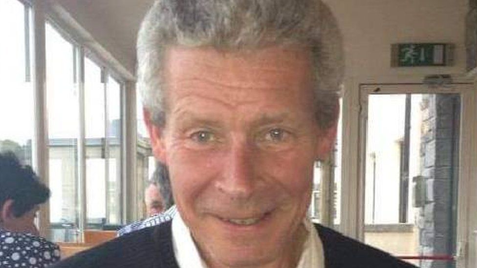 Robert Farley murder: Lee Whitlock admits Barry killing - BBC News