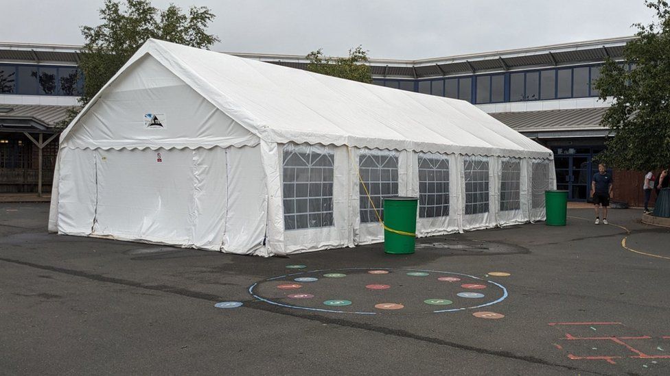Pop-up pool in playground helping pupils to swim - BBC News