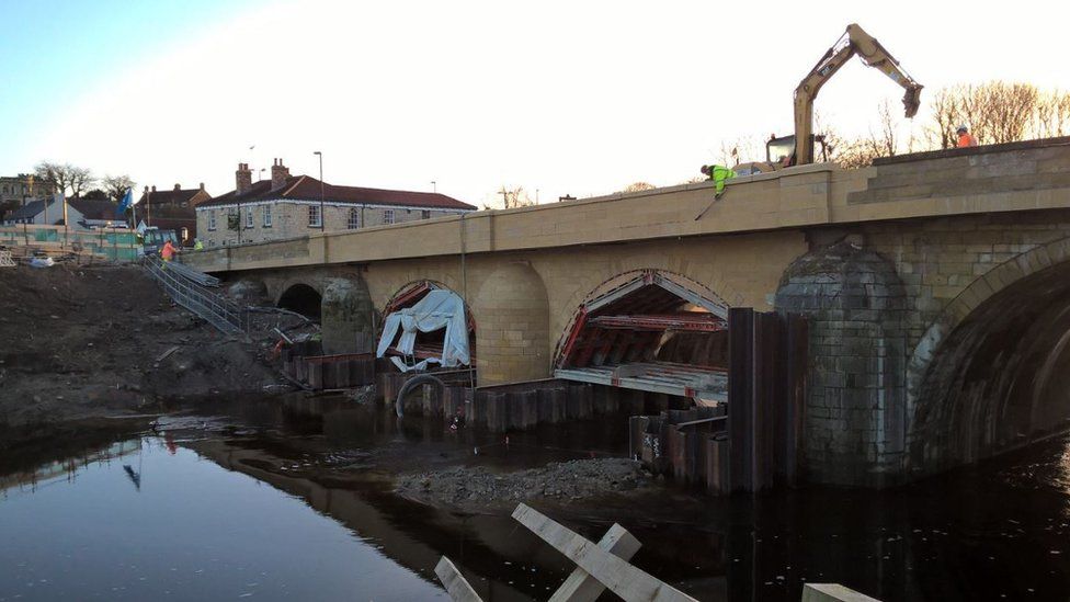 Flood-hit Tadcaster bridge opens to reunite town - BBC News
