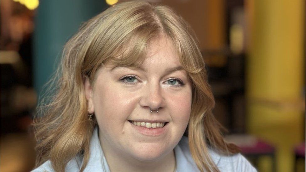 Hanes y 'digs' myfyrwyr a drawsnewidiodd ofal pobl anabl - BBC Cymru Fyw