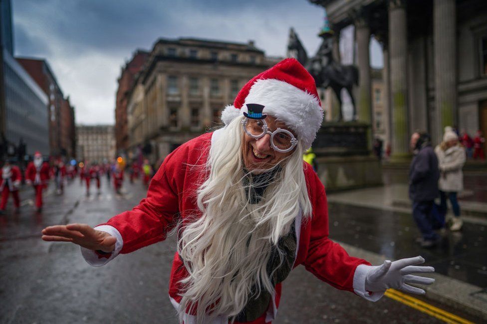 In pictures: Santas brave rain for Glasgow charity run - BBC News