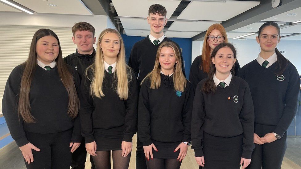 Gobeithion pobl ifanc o weithio ym maes dur ar ben? - BBC Cymru Fyw