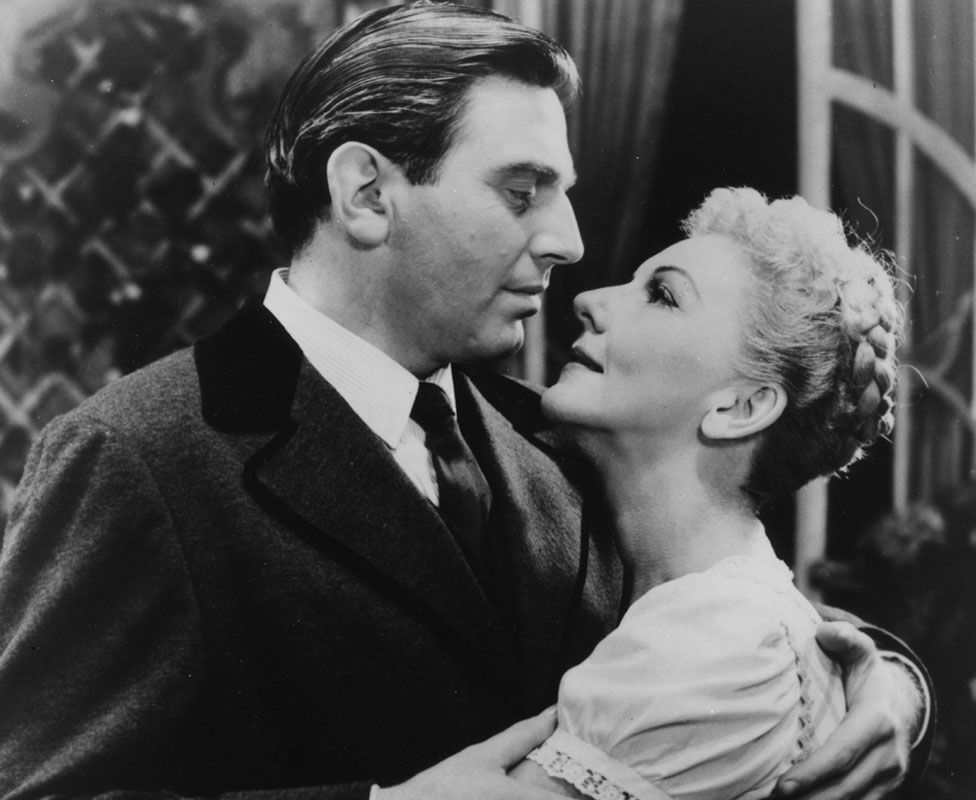 Sound of Music play still 'sumptuous and so joyful' - BBC News