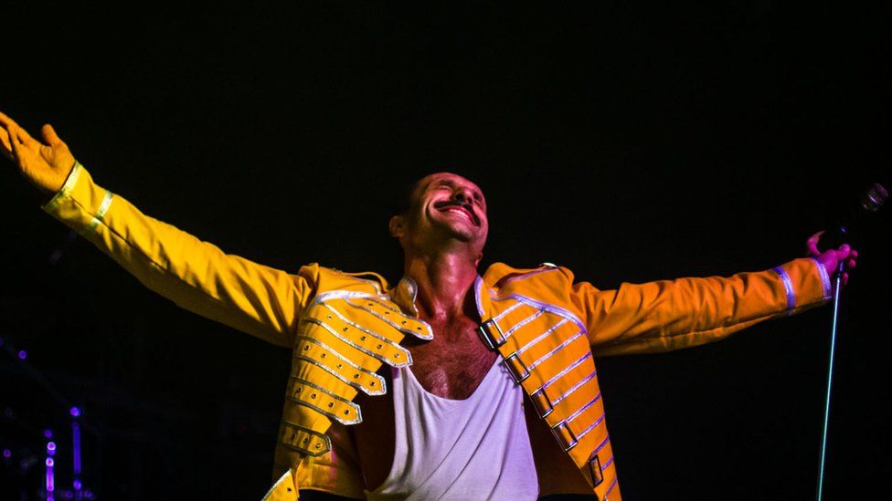Fake festivals: Why more music fans are tuning in - BBC News